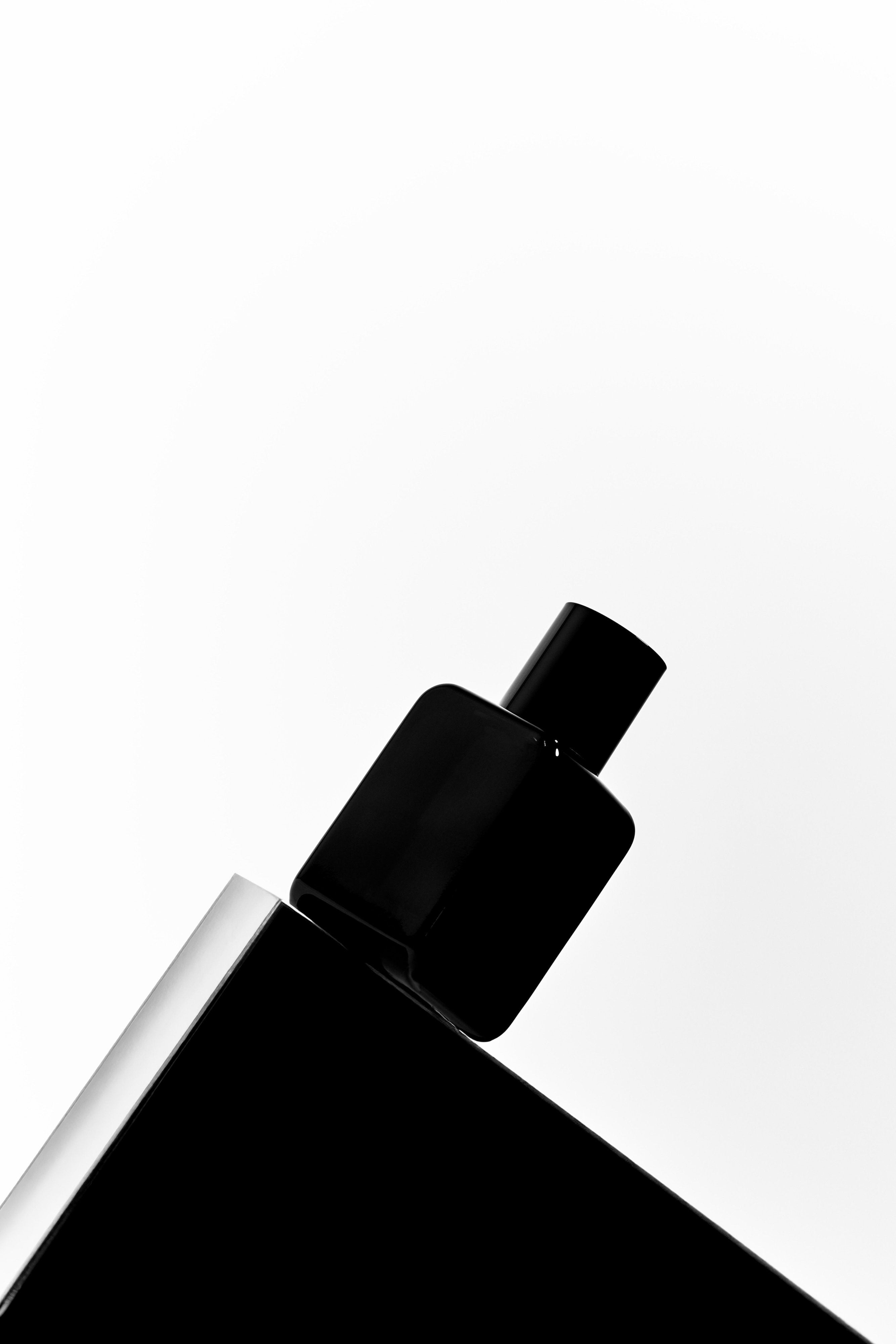 Dee April Parfum II – Stéle